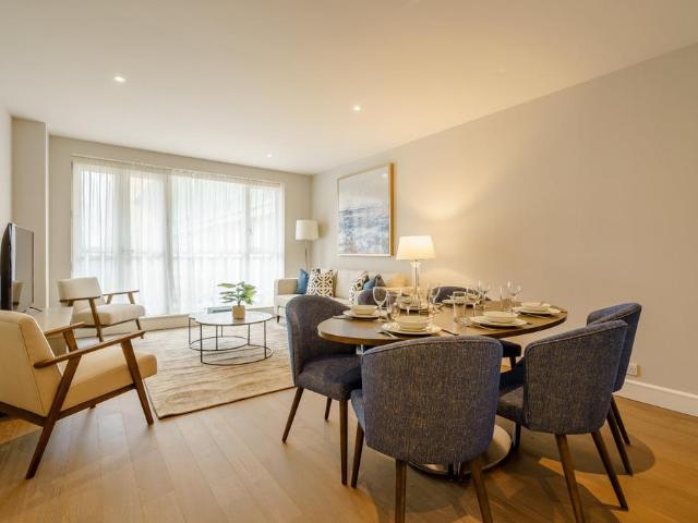 Circus Apartments, Canary Wharf E14 2 bed apartment to rent £4,078 pcm £941 pw