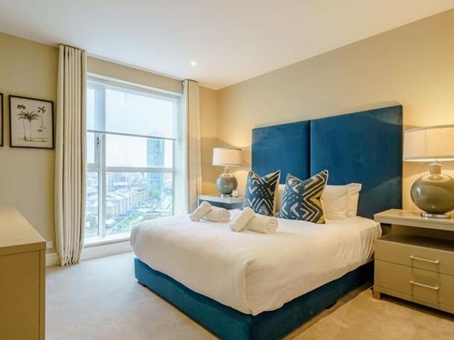Circus Apartments E14 2 bed flat to rent £4,377 pcm £1,010 pw