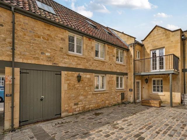 Circus Mews Bath BA1 4 bed mews to rent £3,250 pcm £750 pw