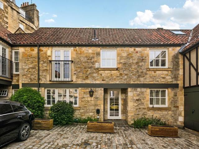 Circus Mews Bath BA1 2 bed mews to rent £2,250 pcm £519 pw