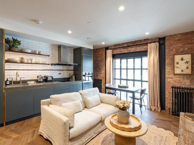 Circus Road West, London, SW11 Studio to rent £2,995 pcm £691 pw