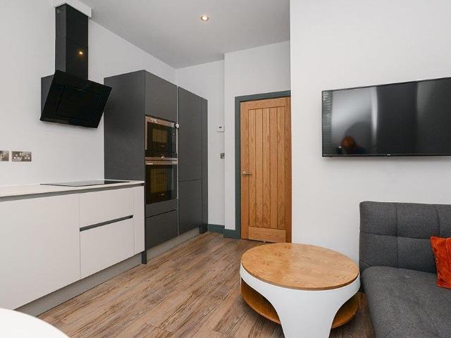CITY CENTRE APARTMENT AVAILABLE JUNE 2026/2027 Spacious 1 bedroom apartment at only £230.00 PW INCLUSIVE of Electric, Water and the Internet, subject to fair usage. Mulberry Lane Estates and Lettings are proud to bring this 1 double bedroom apartment to