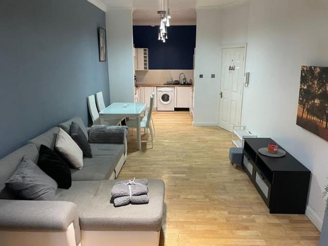 City Centre Flat with gym/ pool and internet