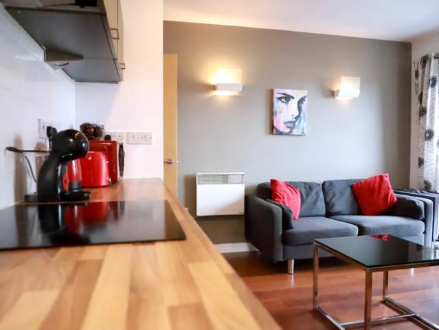 City‑Centre S3 Flat •Furnished •Small Dogs Welcome