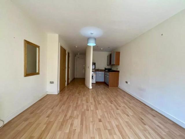 City Centre Studio Bills and furnished option