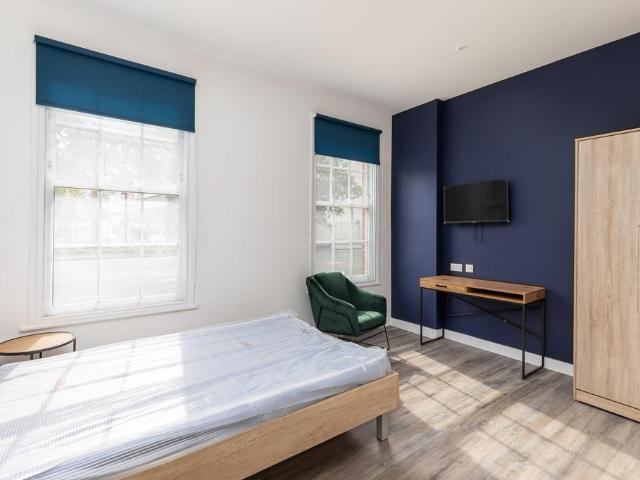 City Centre Studio to rent £1,175 pcm £271 pw