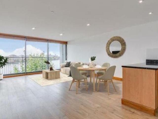 City Harbour, Selsdon Way, 2 Bedroom Apartment