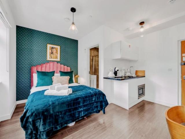 City Life in Style: Chic Studio in Prime Area