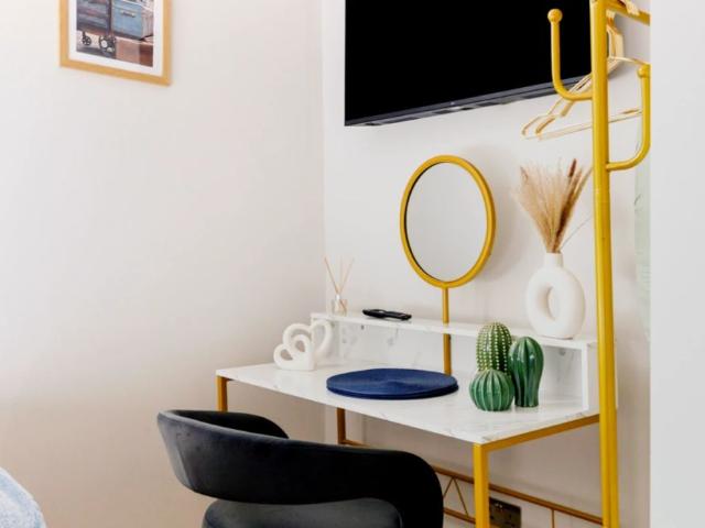 City Living Refined: Studio with Full Kitchen