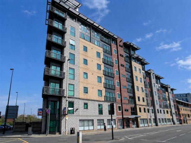 City Point 2, Chapel Street, Salford M3, 2 bed flat to rent, £1,250 pcm | PrimeLocation
