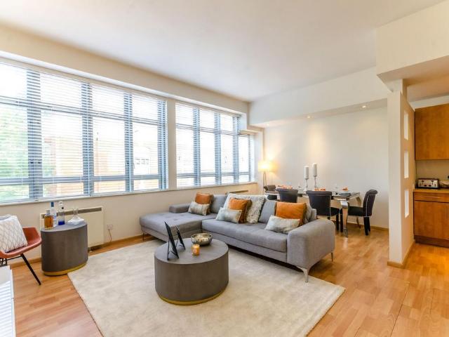 City Road, City, London, EC1V 1 bed flat to rent £2,750 pcm £635 pw