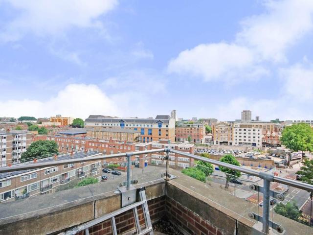 City Road, City, London, EC1V 2 bed flat to rent £3,750 pcm £865 pw