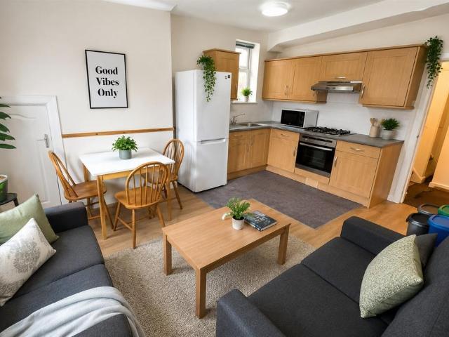 City Road, Beeston, NG9 2LQ 4 bed semi detached house to rent £1,733 pcm £400 pw
