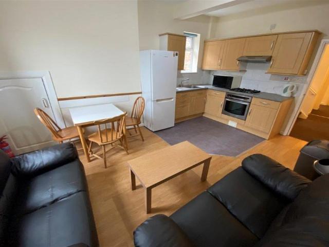 City Road, Beeston, NG9 2LQ 4 bed semi detached house to rent £1,733 pcm £400 pw