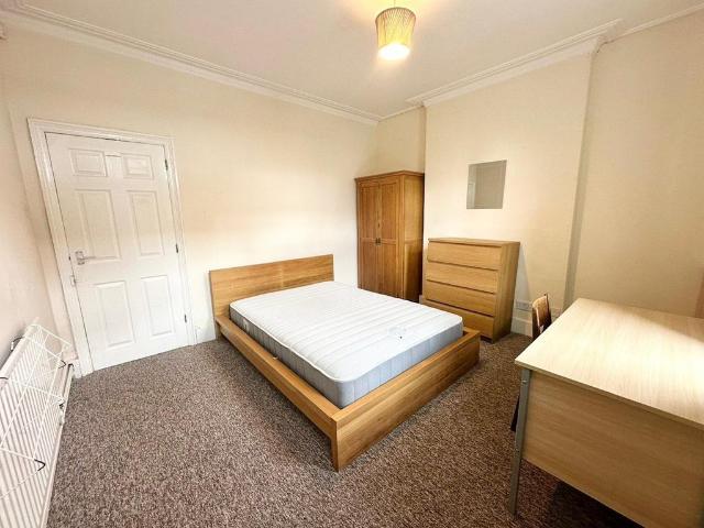 City Road, Nottingham, NG7 4 bed semi detached house to rent £1,993 pcm £460 pw