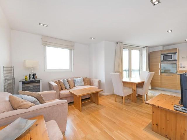 City Tower, Limeharbour, Nr Canary. 2 bed flat to rent £2,496 pcm £576 pw