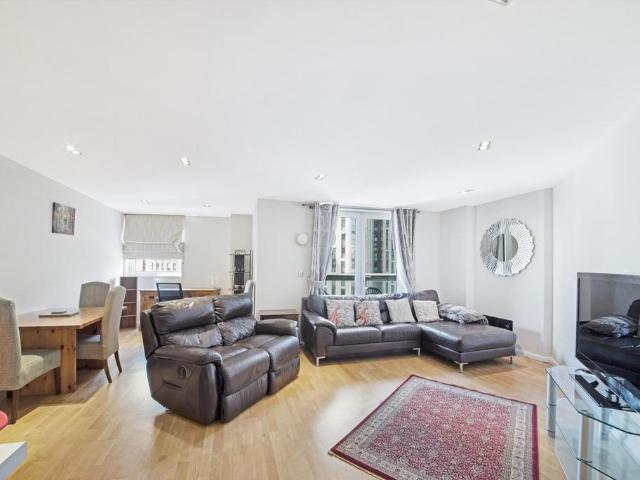 City Tower, 3 Limeharbour, London, E14. 2 bed flat to rent £2,600 pcm £600 pw