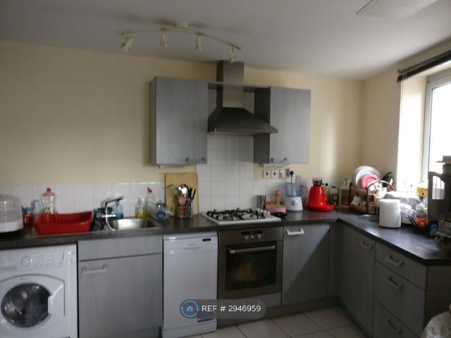 City View, Ilford IG1, 2 bed flat to rent, £1,875 pcm | PrimeLocation