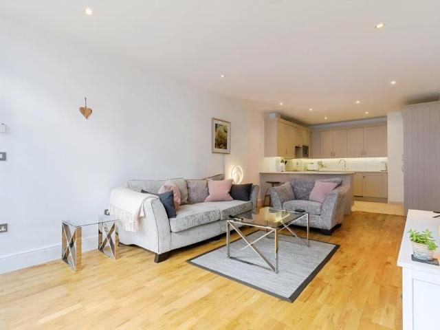 City Walk London SE1 3 bed flat to rent £3,700 pcm £854 pw