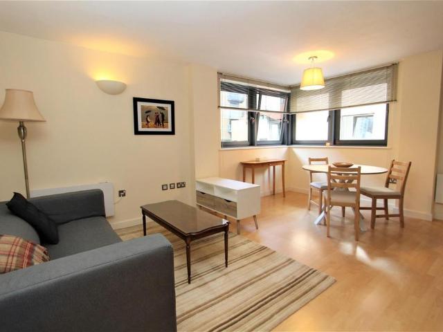 City Walk Velocity South, Leeds, LS11 2 bed flat to rent £1,050 pcm £242 pw