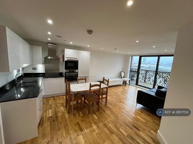 Cityview Point, London, E14 2 bed flat to rent £2,175 pcm £502 pw