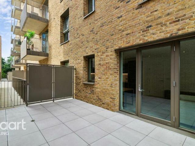 Civic Street, Hounslow 1 bed apartment to rent £1,750 pcm £404 pw