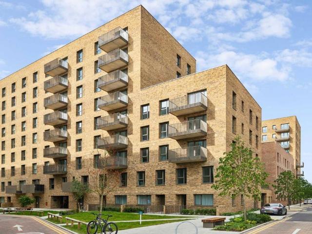 Civic Street, Hounslow TW3 1 bed flat to rent £1,750 pcm £404 pw