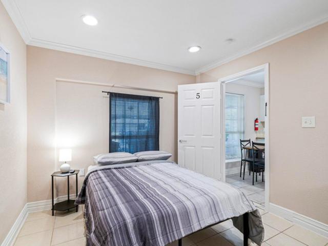Co‑Living Northside w/ only 5 roomies! | Furnished Room + Backyard, Workspace & Laundry
