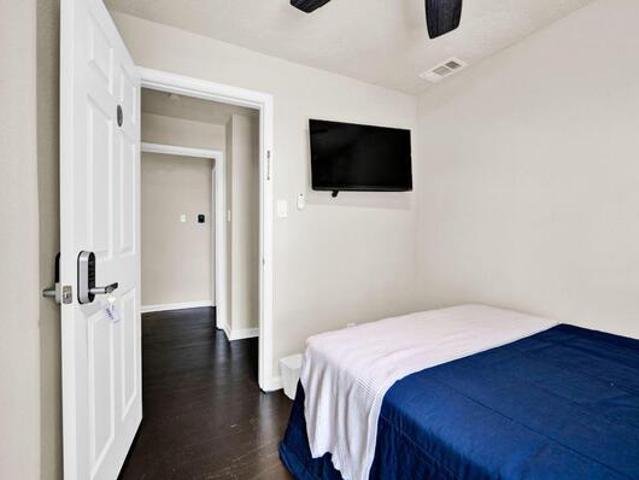 Co‑Living South Belt/Ellington | Furnitured Private Room, Backyard, Laundry & Wi‑Fi!