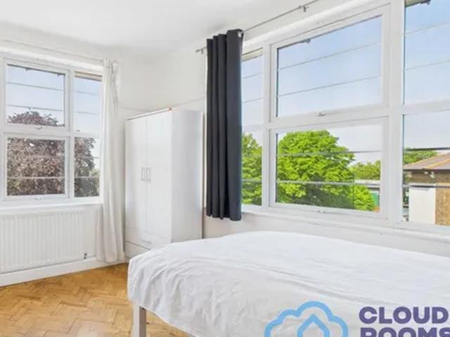 Co op Food, 27 31 Burnt Ash Hill, London, SE12 0AE, United Kingdom | Room for rent #166814685 | Rentberry