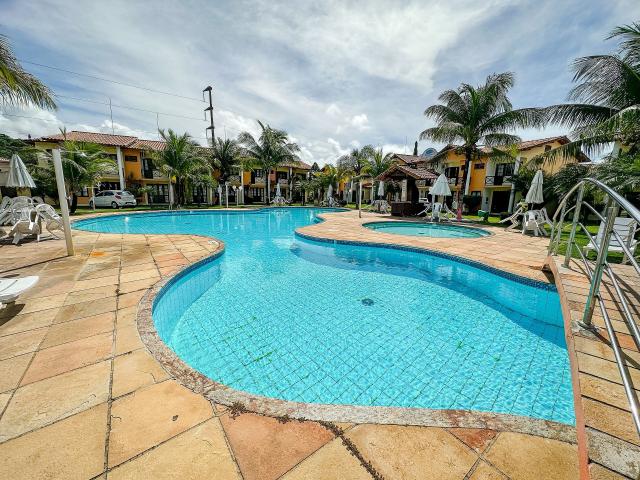 Com 3 suítes a 200m da praia de Taperapuã Axé Mói, piscina, sauna e portaria