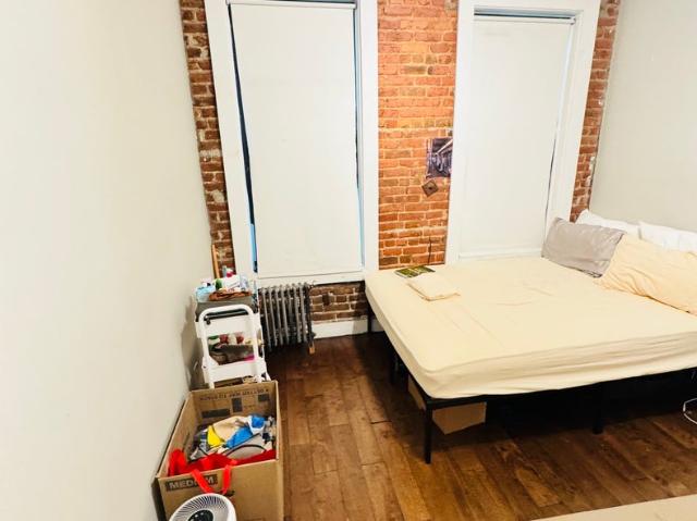 Come be our roommate