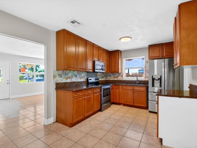 Come see this beautiful 4/2 single family home