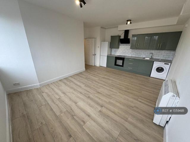 Comer Crescent, Southall, UB2 2 bed flat to rent £1,650 pcm £381 pw