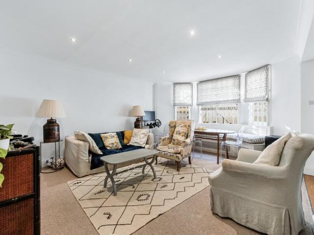 Comeragh Road, London, W14 2 bed flat to rent £2,750 pcm £635 pw