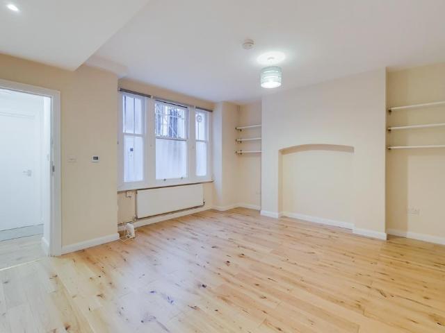 Comeragh Road, West Kensington, W14 2 bed flat to rent £2,400 pcm £554 pw