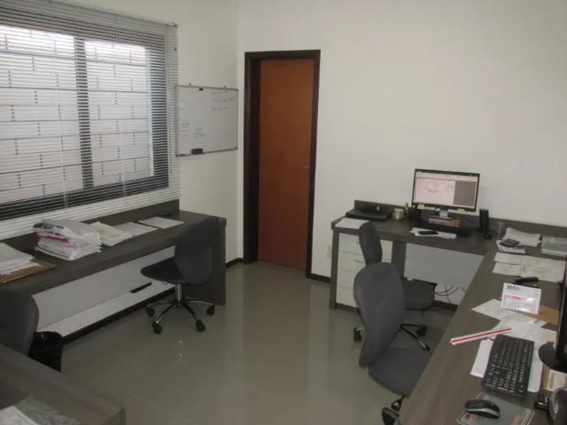 Comercial térreo, 06 salas, 06 banheiros, recepção, copa, despensa, móveis planejados, 02 vagas