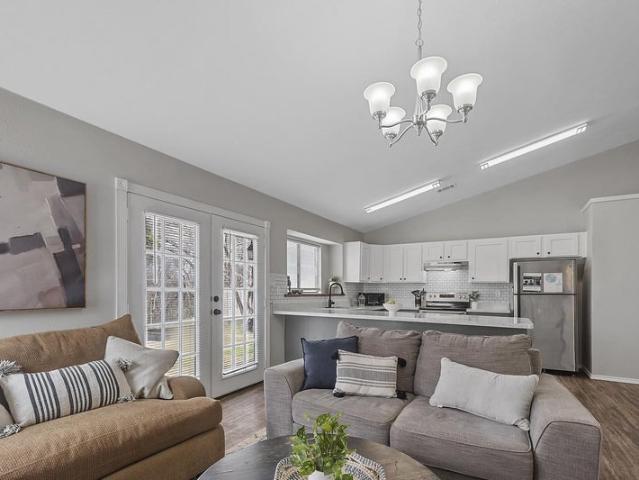 Comfort & style in Arlington with easy highway acc