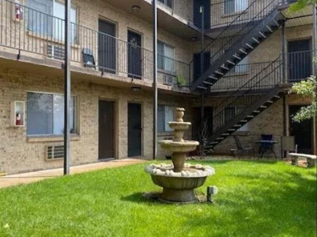 Comfortable 1 bed 1 ba Living Near South Broadway, Local Dining & Recreation