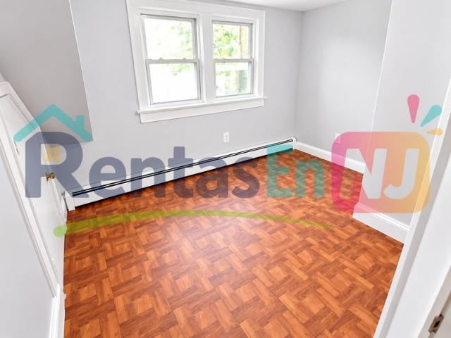 Comfortable 1 Bedroom Apartment with Updated Kitch