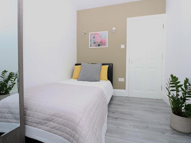 Comfortable, well equipped single bedroom ensuite Has a Room