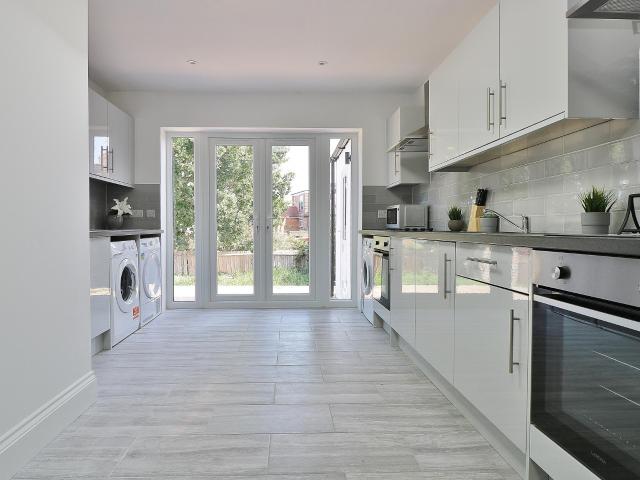 Comfortable, well equipped single bedroom ensuite Has a Room