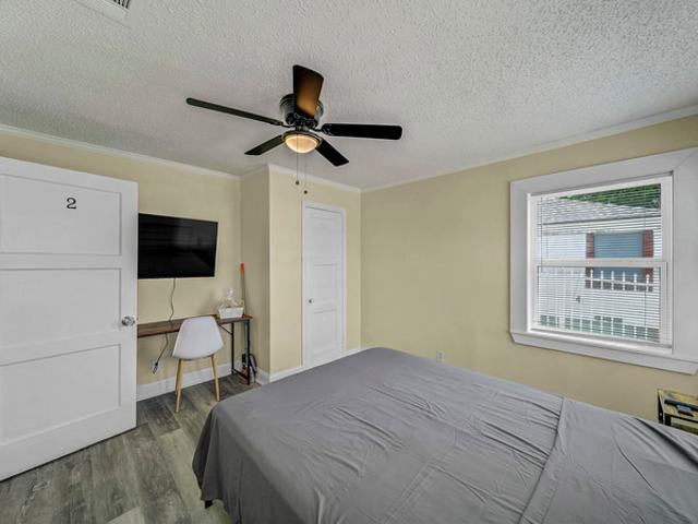 Comfortable & beautiful Dallas House with Television