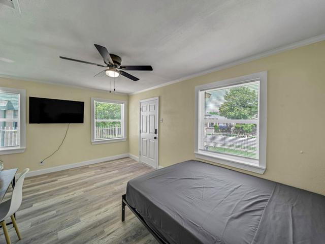 Comfortable & beautiful Dallas House with Television