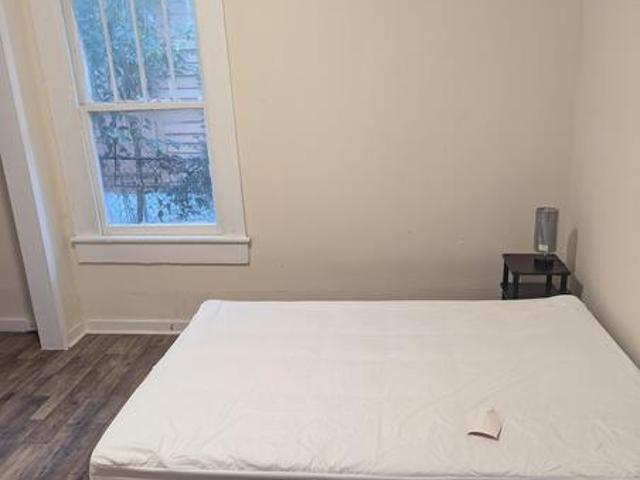 Comfortable & cozy Macon House with Dining area