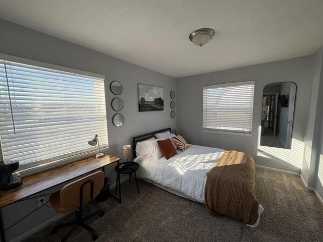 Comfortable & cozy Kansas City Townhouse with Living room