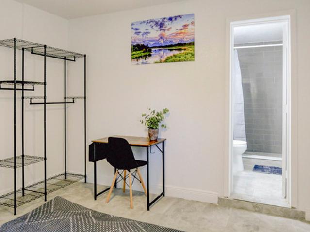 Comfortable & cozy Tampa House with Dining area