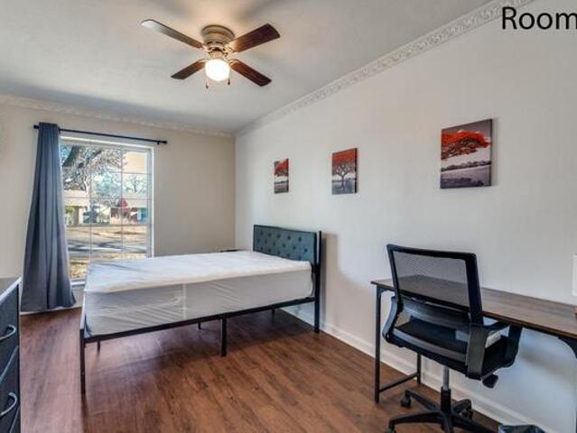 Comfortable Dallas Home in a Quiet Neighborhood with Easy Highway Access