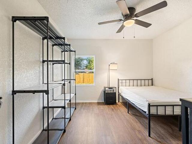 Comfortable Dallas Property Large home with two fridges and two Washer & Dryer sets. Fast Wifi