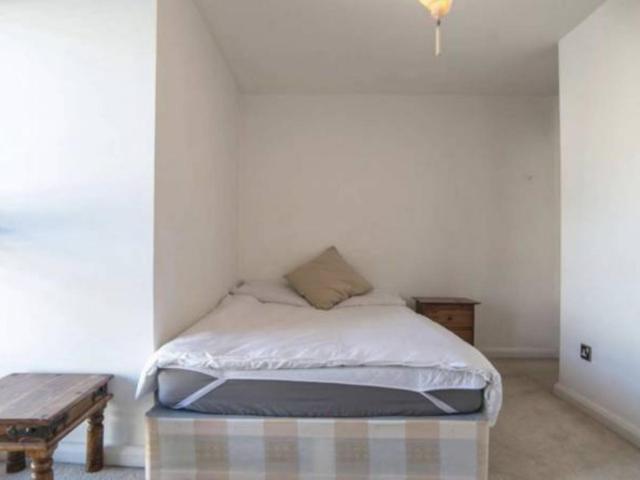 Comfortable double bedroom close to Camden Road Station Has a Room